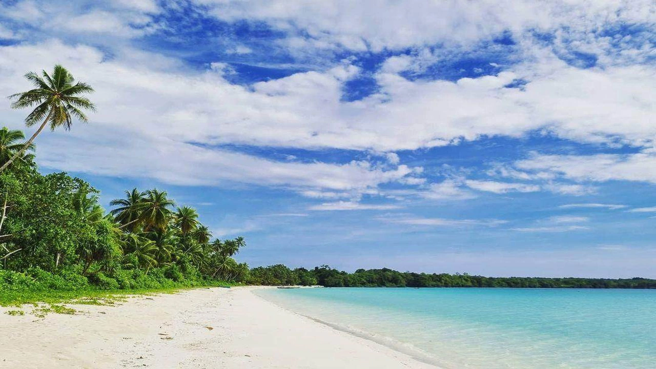 Pantai Madewa: Tempat Asyik Buat Kabur dari Keramaian